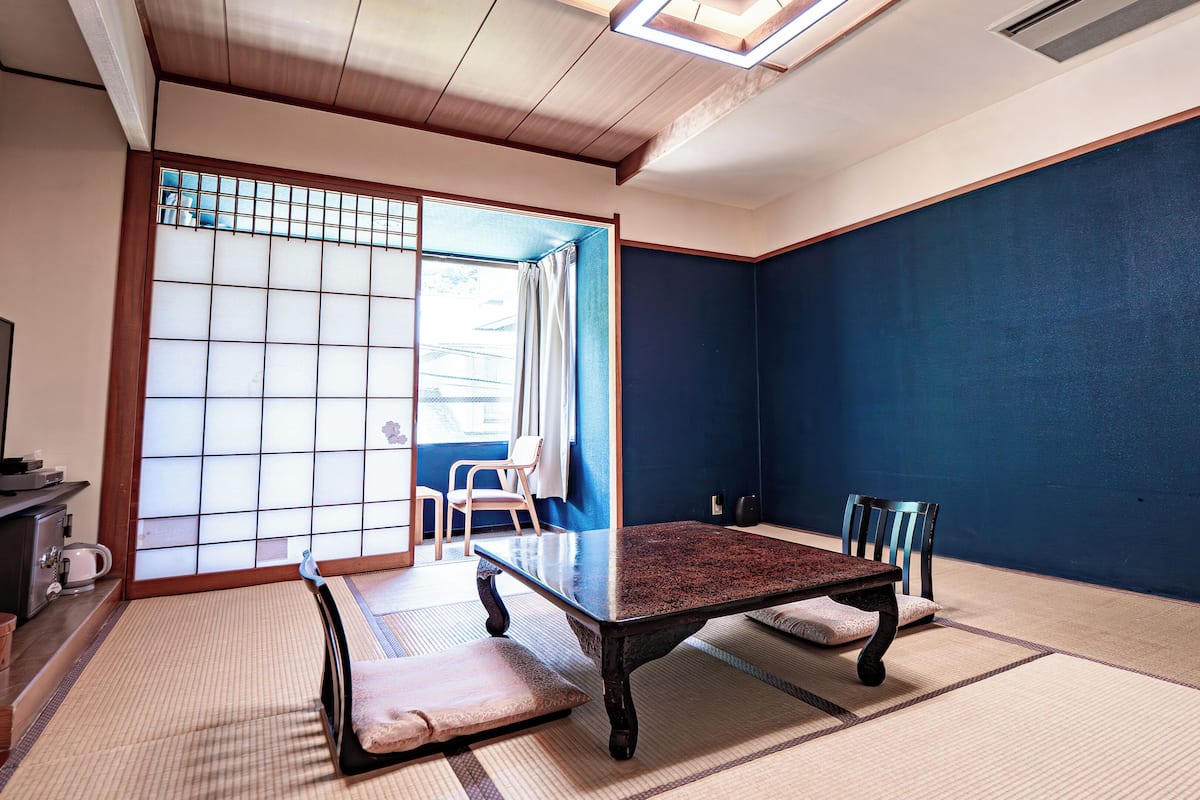 Cofres nos quartos, cortinas blackout, Wi-Fi de cortesia