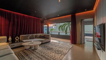 Villa Deluxe, vista para a piscina | Sala | TV de ecrã plano