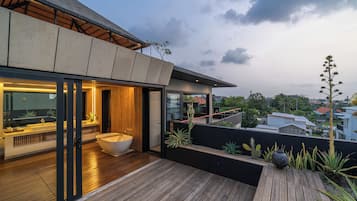 Villa Deluxe, vista para a piscina | Casa de banho | Um secador de cabelo, toalhas fornecidas, sabão, papel higiénico