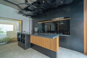 Vila luxo, vista para a piscina | Cozinha privada | Geladeira, micro-ondas, cooktop, cafeteira/chaleira