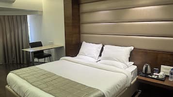 Quarto luxo | Escrivaninha, quartos à prova de som, Wi-Fi de cortesia