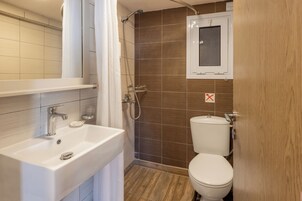 Um polibã, um secador de cabelo, toalhas fornecidas, sabão 