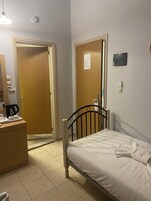 Quarto Individual, varanda | Cofre no quarto, Wi-fi grátis, roupa de cama fornecida 