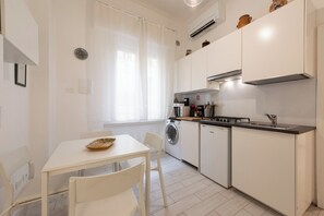 Apartamento clássico | Cozinha privada | Cooktop, talheres/pratos/utensílios de cozinha