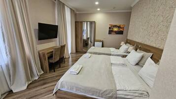 Quarto triplo luxo, vista para a cidade | Cofres nos quartos, ferros/tábuas de passar roupa, Wi-Fi de cortesia