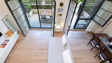 Apartamento, vista para o pátio | Sala de estar | Smart TV de 50 polegadas com canais por cabo