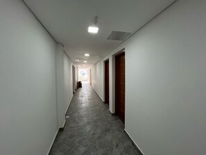 Quarto básico | Wi-Fi de cortesia, roupa de cama