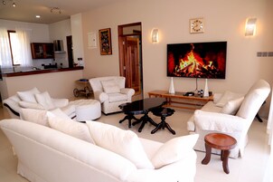 Casa Premium, vista para o jardim | Sala de estar | Smart TV de 43 polegadas com canais digitais 