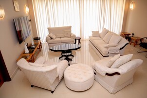 Casa Premium, vista para o jardim | Sala de estar | Smart TV de 43 polegadas com canais digitais 