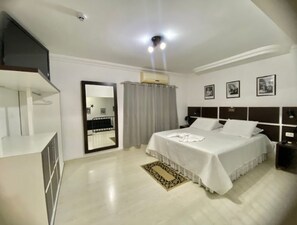 Quarto Quádruplo Deluxe | Minibar, secretária, secretária adequada para computadores portáteis 