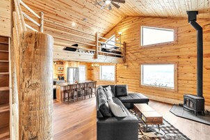 Cabine, 3 quartos | Sala de estar | Smart TV, serviços de streaming 