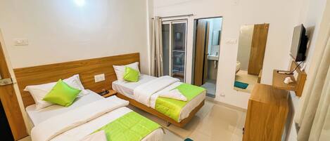 Quarto luxo, sacada, vista para a cidade | Escrivaninha, espaço de trabalho para notebook, Wi-Fi de cortesia