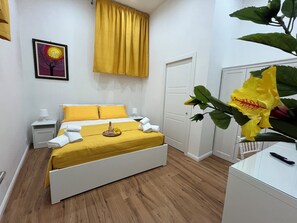 Quarto casal clássico, para não fumantes, banheiro privativo | Frigobar, escrivaninha, espaço de trabalho para notebook