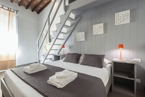 Quarto Quádruplo | Cortinas/cortinados opacos, ferro/tábua de engomar, Wi-fi grátis