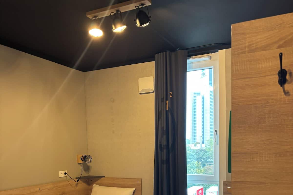 Quarto solteiro | Roupas de cama antialérgicas, Wi-Fi de cortesia, roupa de cama