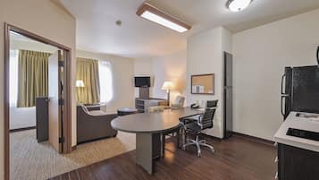Suite, 1 cama queen-size e sofá-cama, não fumadores, cozinha | Sala de estar | Televisor de 32 polegadas com canais por cabo