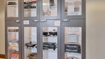 Suite-Estúdio, 2 camas de casal, adaptado para pessoas com dificuldades de mobilidade, não fumadores | Cozinha privada | Um frigorífico/congelador grande, um micro-ondas, uma placa de cozinha