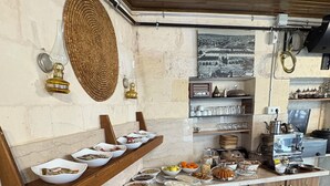 Disposição de buffet com diversos alimentos e acompanhamentos.