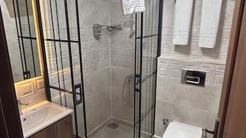 Um polibã, um secador de cabelo, toalhas fornecidas, sabão