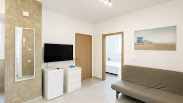 Apartamento conforto, varanda, vista para a praia | Área de estar | TV de tela plana