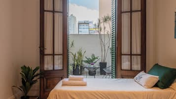 Condo conforto, sacada, vista para a cidade | 2 quartos, cortinas blackout, ferros/tábuas de passar roupa