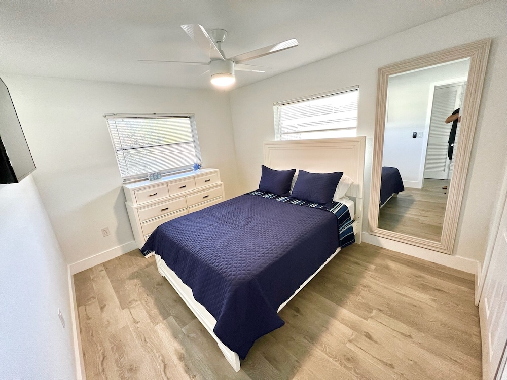 Sandy Cove - Less Than 2 Miles To Vanderbilt Beach! Easy Walk to ...