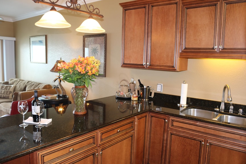 On The Pensacola Bay - Welcome To One Love! - Covered Parking, Pool -Baywatch E5 - 彭薩克拉海灘