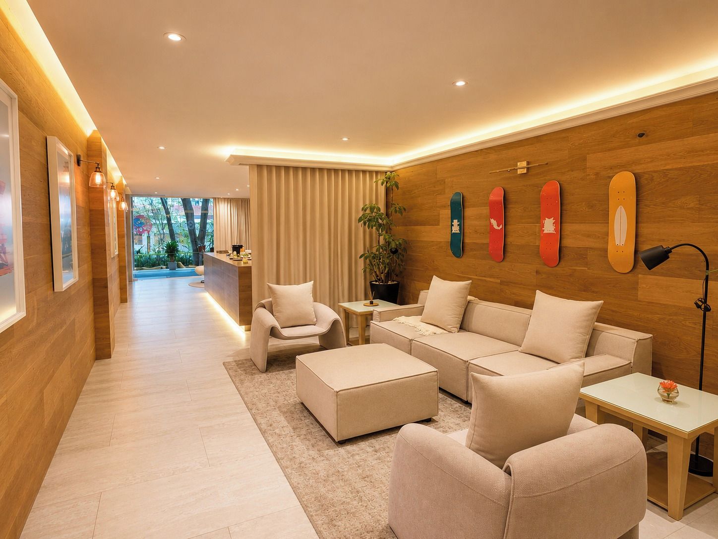Uma sala de estar moderna com sofá, poltronas, mesa de centro e mesa de jantar. Apresenta paredes de madeira, uma planta e vista para o exterior.