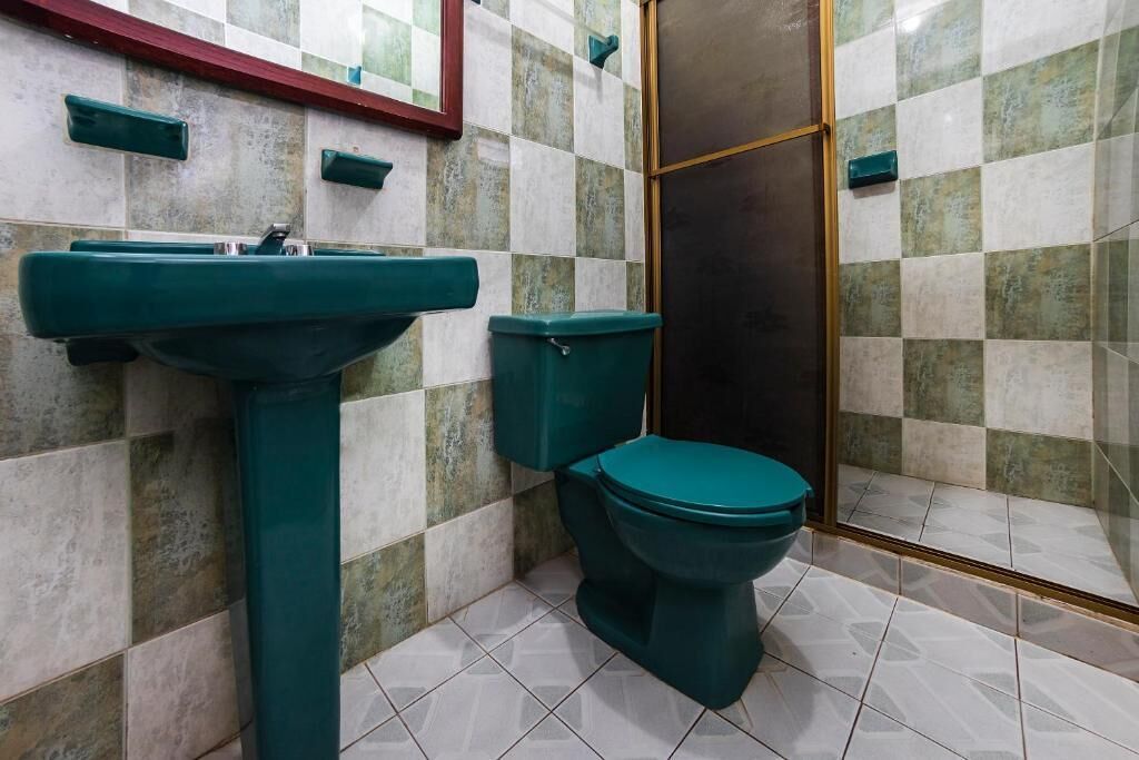 Toalhas fornecidas, sabão, champô, papel higiénico 