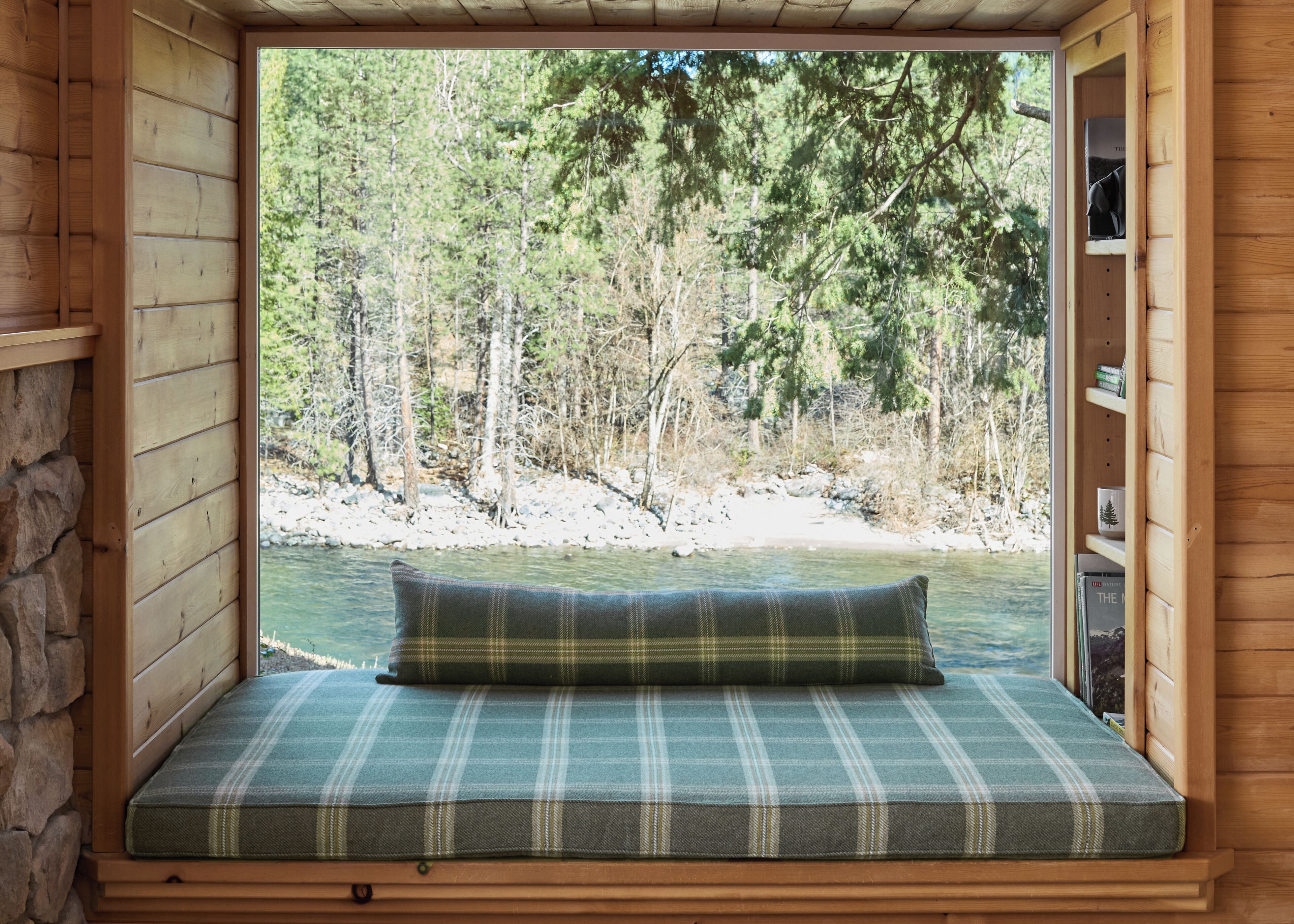 Spruce: 1 King Bed, Non Smoking, River View, Pet Friendly, Fireplace | Vista do quarto