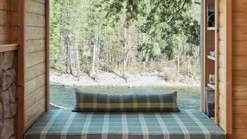 Spruce: 1 King Bed, Non Smoking, River View, Pet Friendly, Fireplace | Vista do quarto
