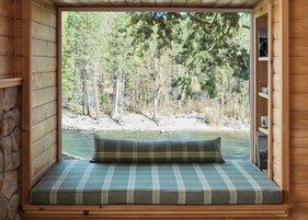 Spruce: 1 King Bed, Non Smoking, River View, Pet Friendly, Fireplace | Vista do quarto