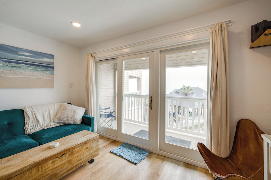 Steps To Beach: Corpus Christi Condo W/ Balcony - Texas State Aquarium, Corpus Christi