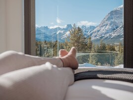 Roupa hipoalergénica, camas de colchão pillowtop, cofre no quarto 