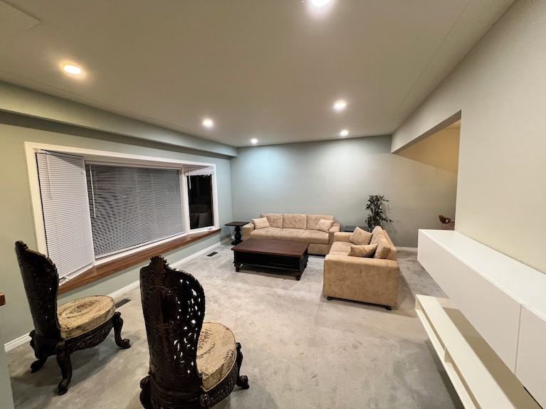 Cozy 3-bedroom Retreat | Comfortable Stay With Modern Amenities - Burlington