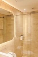 Quarto casal standard, sem janelas | Banheiro | Chuveiro, chuveiro com efeito de chuva, toalhas de banho, sabonete