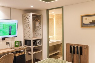 Quarto Duplo Superior | Minibar, cofre com capacidade para portátil, secretária 