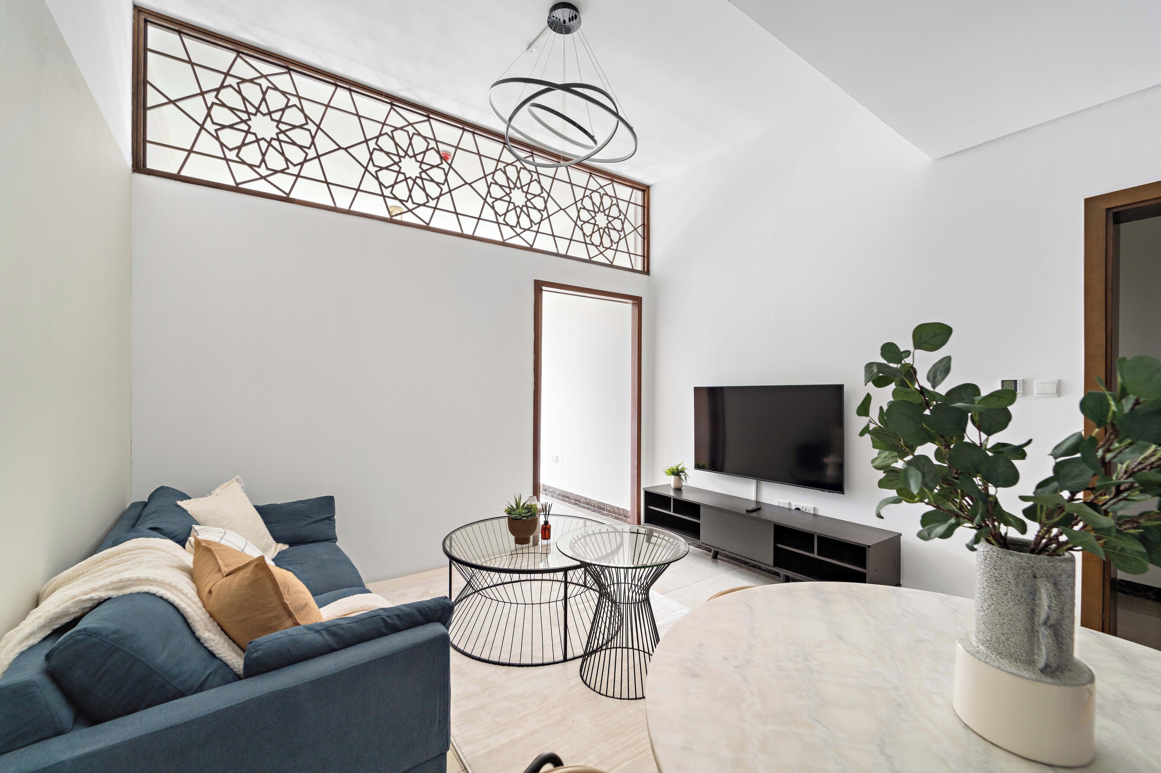 Apartamento Signature, várias camas | Sala de estar | Smart TV de 50 polegadas com canais digitais 