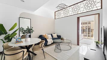 Apartamento Signature, várias camas | Sala de estar | Smart TV de 50 polegadas com canais digitais