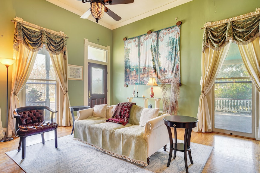 Historic Home W/ Fireplace & Porch: Walkable Area! - Cypress Bayou Casino Hotel