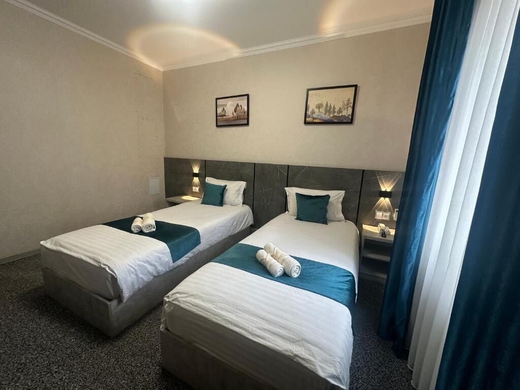 Quarto duplo luxo, vista para o pátio | Escrivaninha, espaço de trabalho para notebook, cortinas blackout