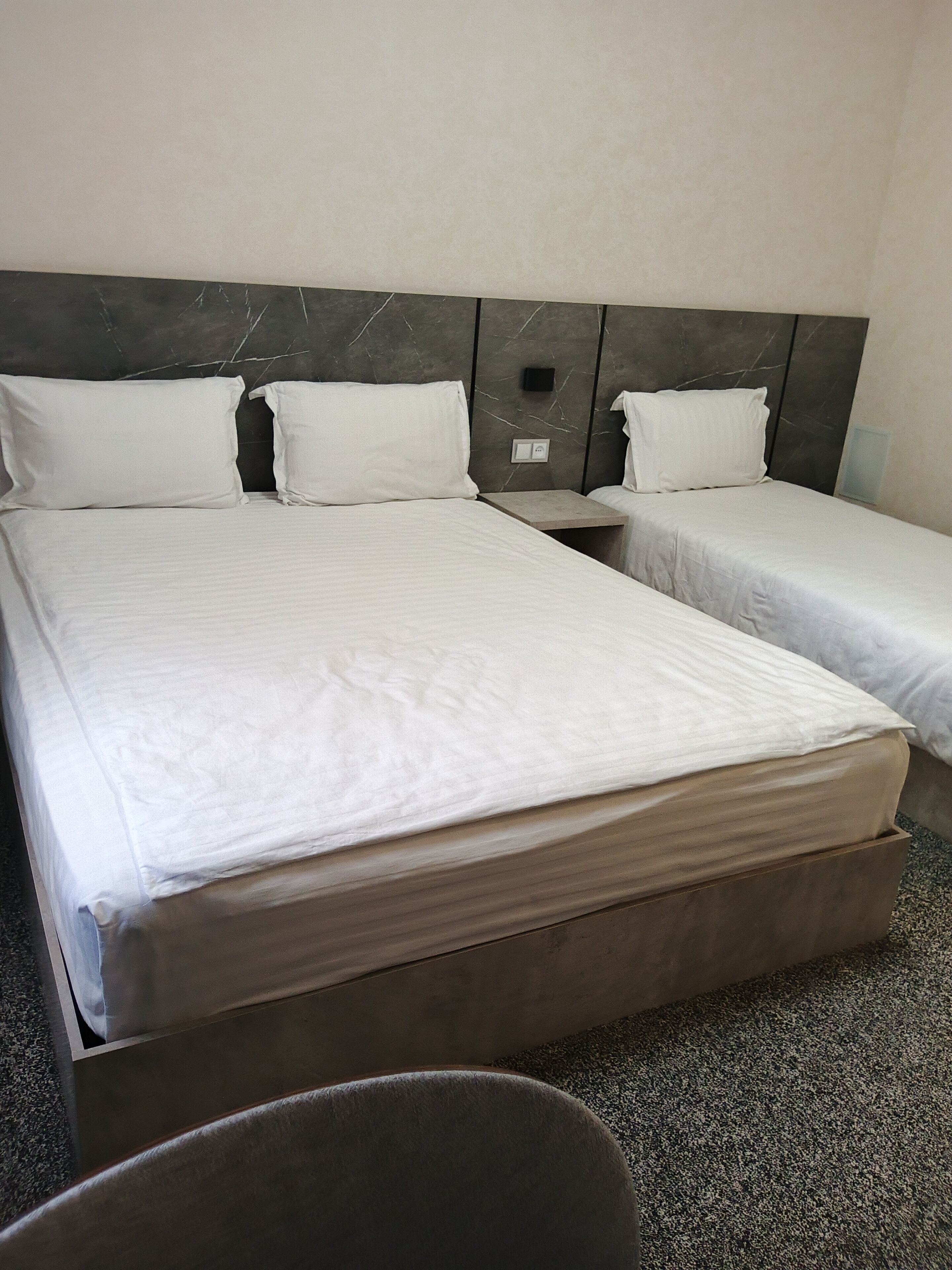 Secretária, secretária adequada para computadores portáteis 