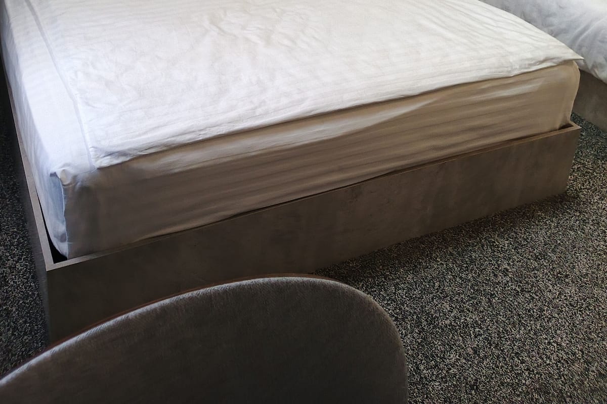 Secretária, secretária adequada para computadores portáteis