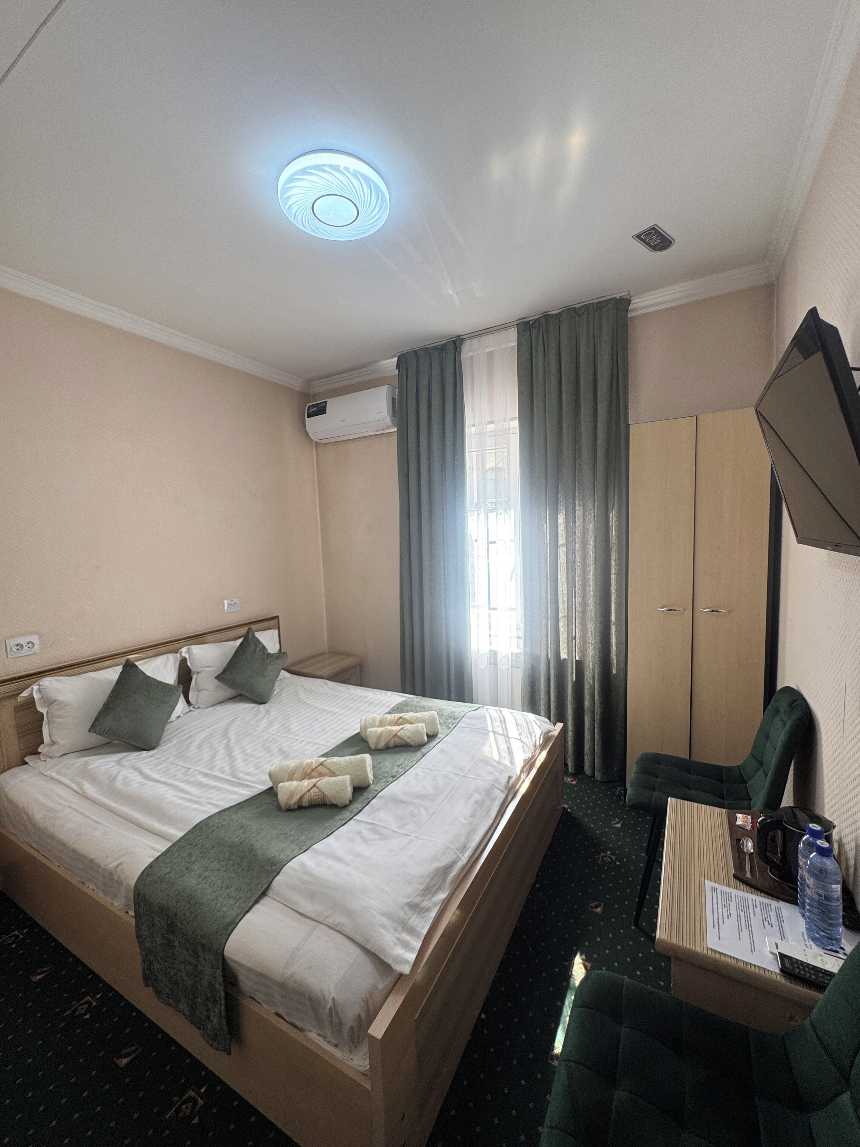 Quarto casal básico | Escrivaninha, espaço de trabalho para notebook, cortinas blackout