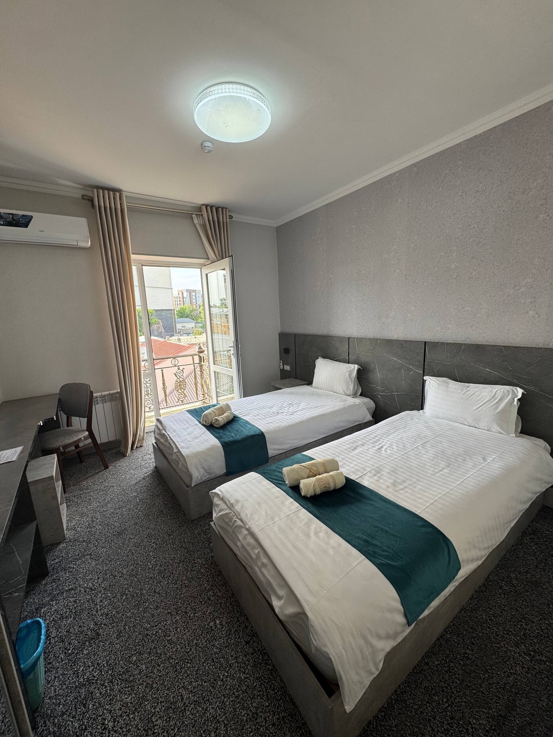 Quarto duplo standard | Escrivaninha, espaço de trabalho para notebook, cortinas blackout