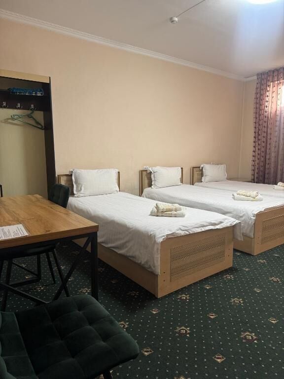 Quarto quádruplo básico | Escrivaninha, espaço de trabalho para notebook, cortinas blackout