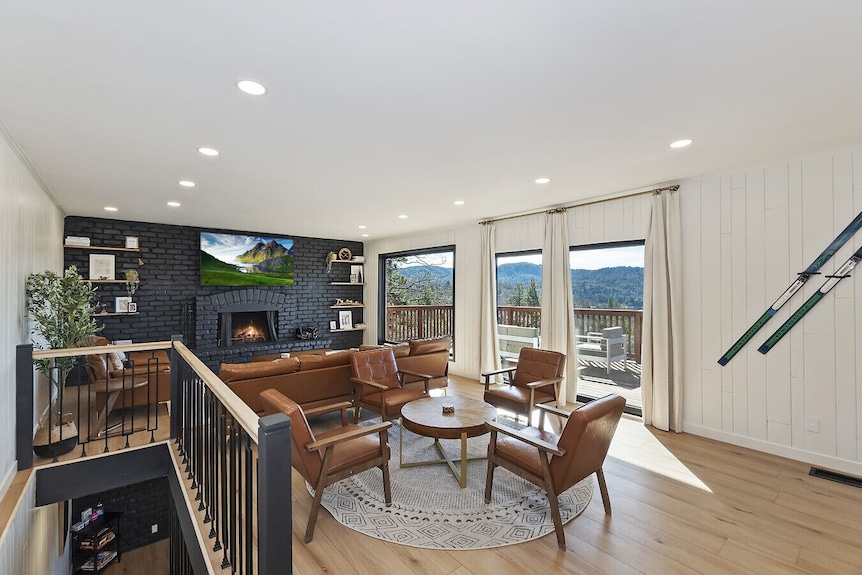 Modern Lakeview Lodge, Game Room, Soaker Tub + Decks - San Bernardino