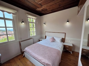 Quarto Duplo Standard, vista para o jardim | Cofre no quarto, secretária adequada para computadores portáteis