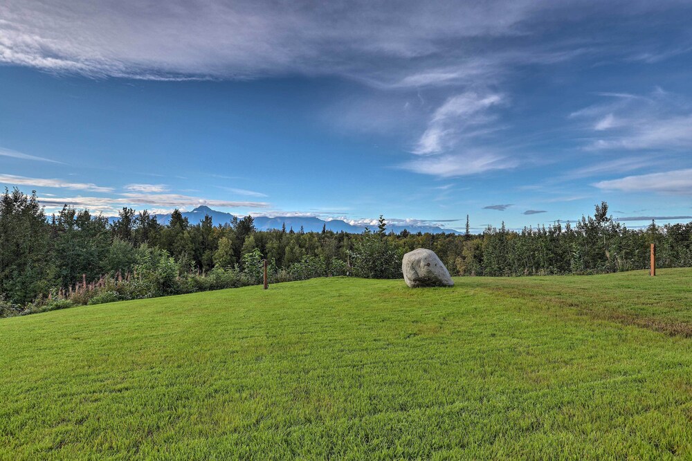 Mountain-view Deck: Secluded Cabin In Palmer - Alaska