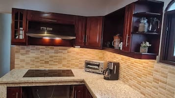 Geladeira grande, micro-ondas, cooktop, lava-louças